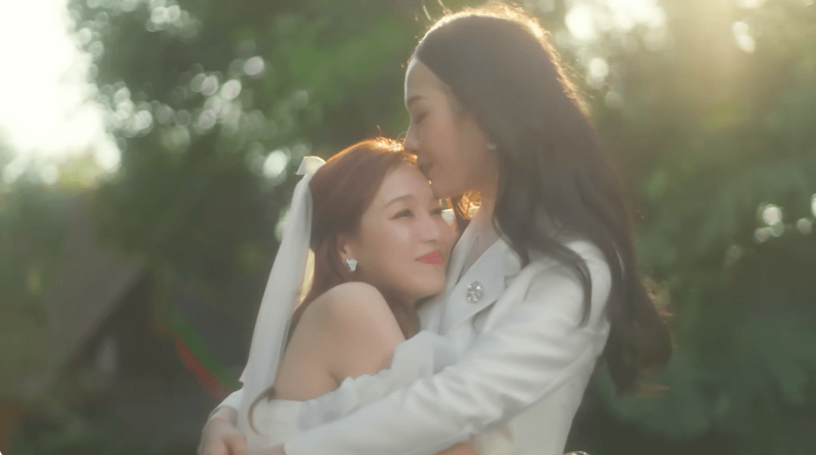 GL泰劇《世界傾斜23.5度》MilkLove CP獻唱主題曲！MV「親額頭」讓粉絲直接融化！ | LalaTai 拉拉台